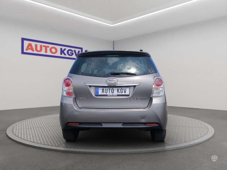 Pelēks Toyota Verso 2015 Viļņa, ar dzinēja tilpumu 1.60 L un nobraukumu 264 tūkst. km par 5999 €, foto 5 vietnē AUTOMOTO.COM.LV
