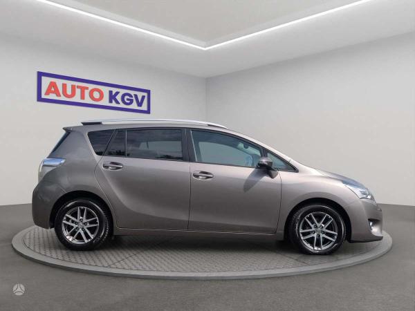 Pelēks Toyota Verso 2015 Viļņa, ar dzinēja tilpumu 1.60 L un nobraukumu 264 tūkst. km par 5999 €, foto 6 vietnē AUTOMOTO.COM.LV