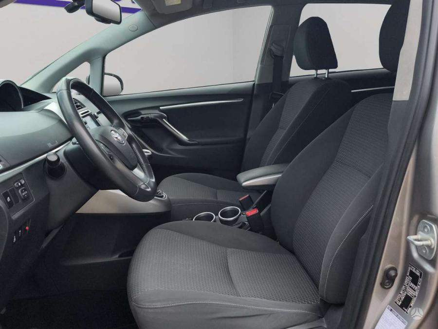 Pelēks Toyota Verso 2015 Viļņa, ar dzinēja tilpumu 1.60 L un nobraukumu 264 tūkst. km par 5999 €, foto 14 vietnē AUTOMOTO.COM.LV
