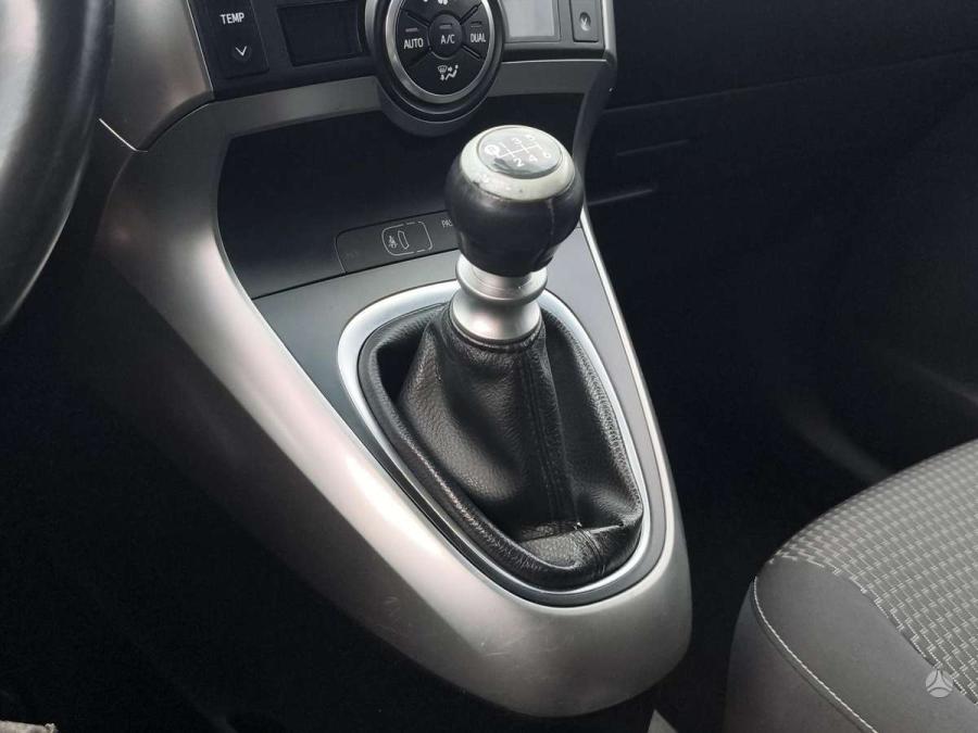 Pelēks Toyota Verso 2015 Viļņa, ar dzinēja tilpumu 1.60 L un nobraukumu 264 tūkst. km par 5999 €, foto 18 vietnē AUTOMOTO.COM.LV