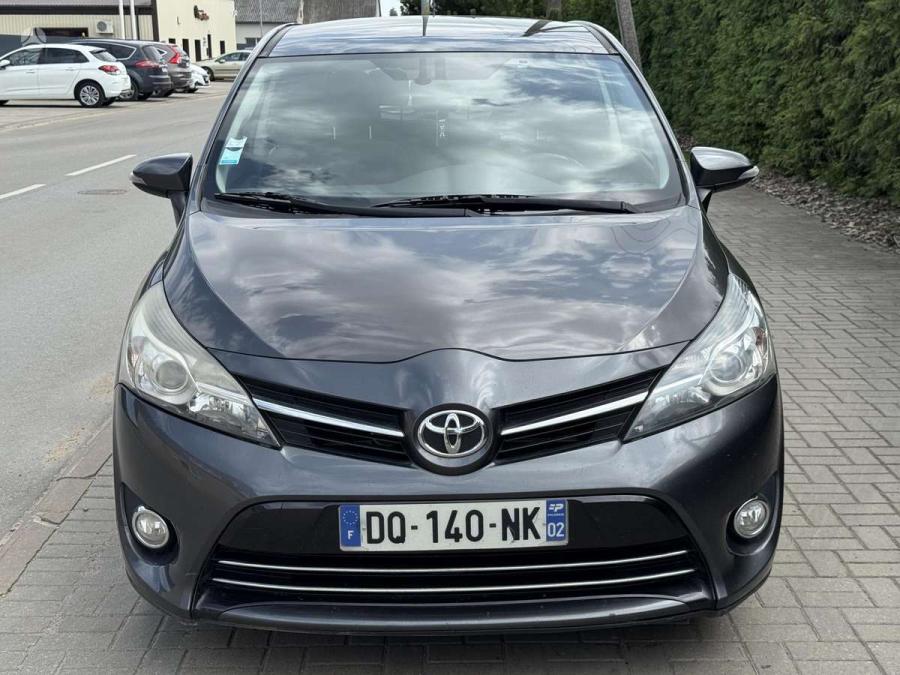 Grey Toyota Verso 2015 in Taurage, with an engine capacity of 1.60 L and mileage of 242 thousand km for 4000 €, photo 3 on AUTOMOTO.COM.LV