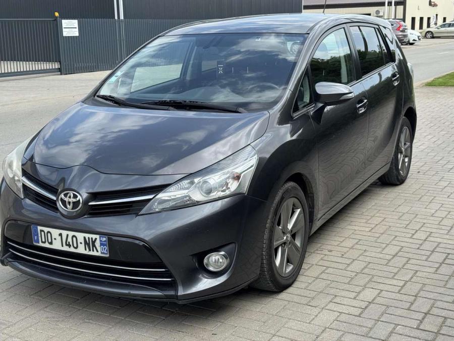 Grey Toyota Verso 2015 in Taurage, with an engine capacity of 1.60 L and mileage of 242 thousand km for 4000 €, photo 4 on AUTOMOTO.COM.LV
