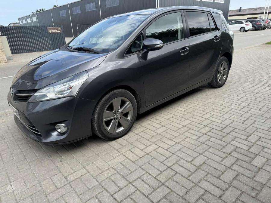 Grey Toyota Verso 2015 in Taurage, with an engine capacity of 1.60 L and mileage of 242 thousand km for 4000 €, photo 5 on AUTOMOTO.COM.LV