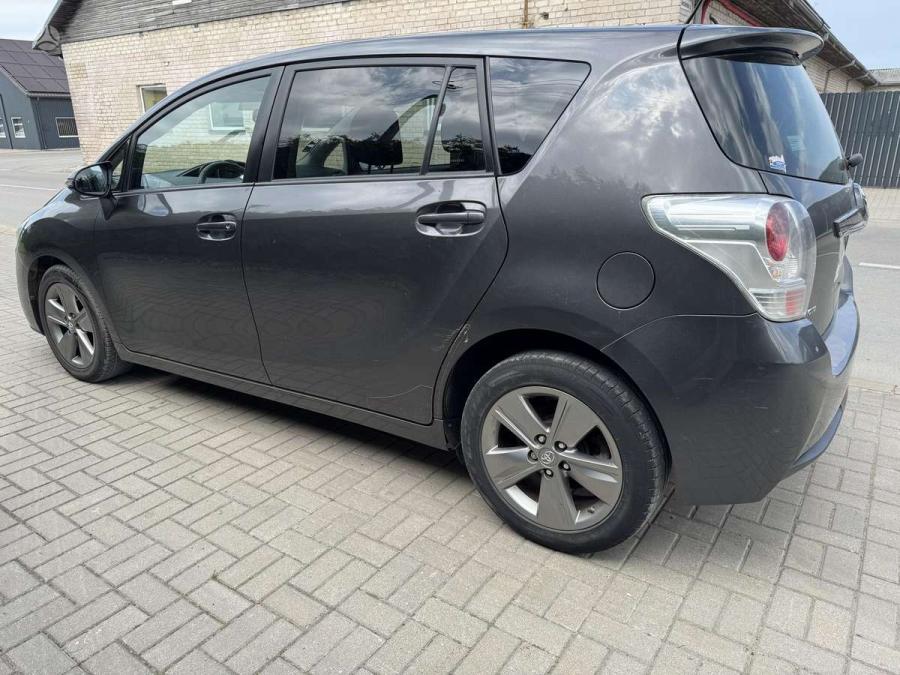 Grey Toyota Verso 2015 in Taurage, with an engine capacity of 1.60 L and mileage of 242 thousand km for 4000 €, photo 6 on AUTOMOTO.COM.LV