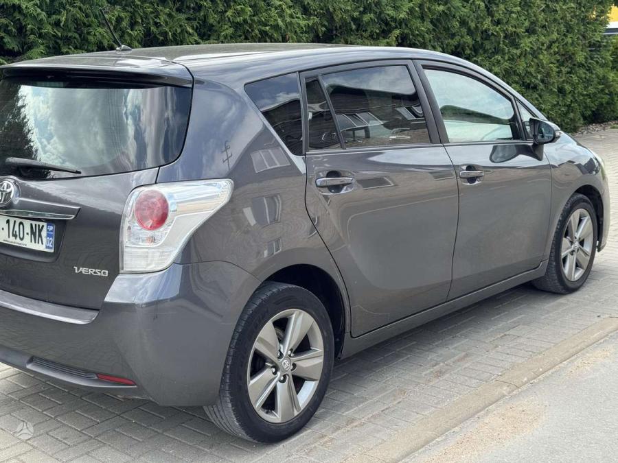 Grey Toyota Verso 2015 in Taurage, with an engine capacity of 1.60 L and mileage of 242 thousand km for 4000 €, photo 8 on AUTOMOTO.COM.LV
