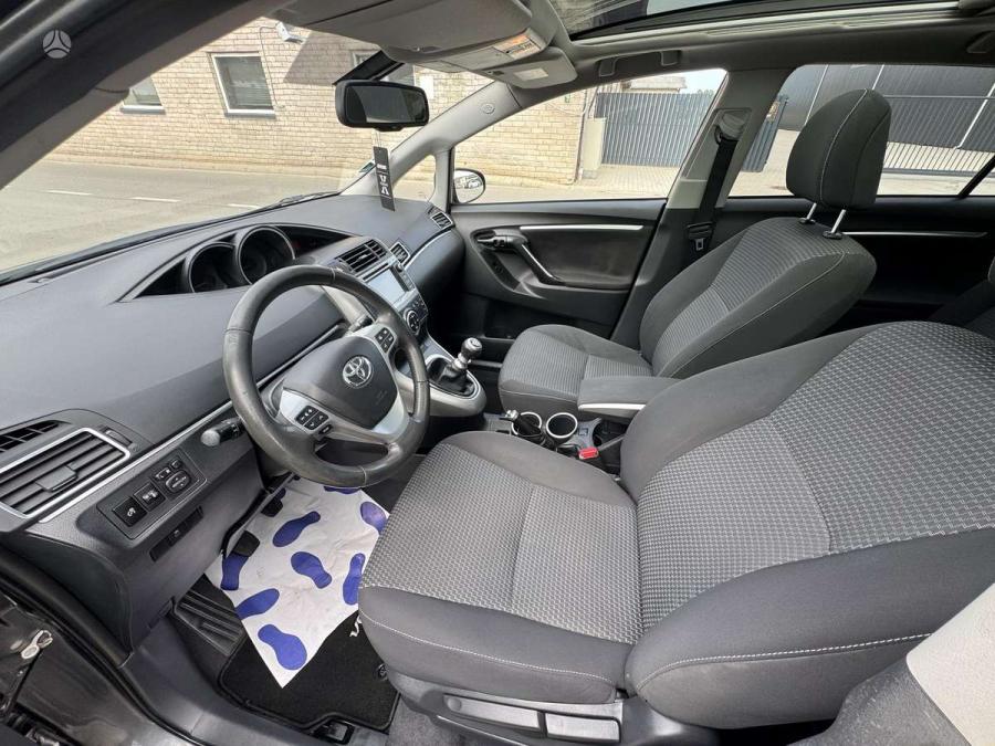 Grey Toyota Verso 2015 in Taurage, with an engine capacity of 1.60 L and mileage of 242 thousand km for 4000 €, photo 11 on AUTOMOTO.COM.LV