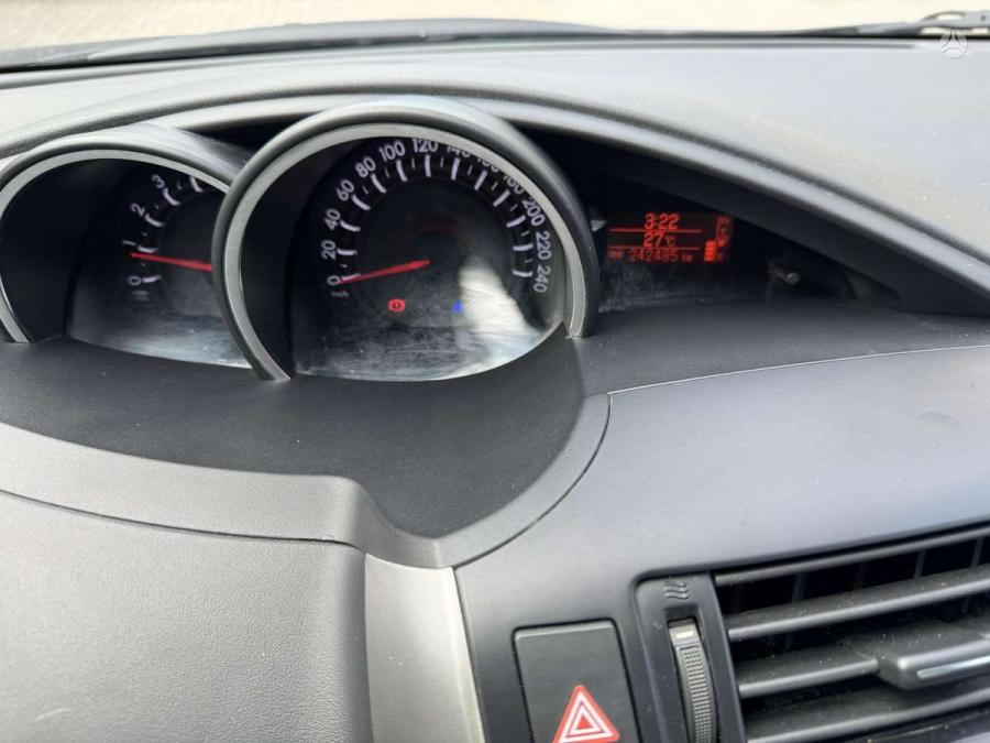 Grey Toyota Verso 2015 in Taurage, with an engine capacity of 1.60 L and mileage of 242 thousand km for 4000 €, photo 17 on AUTOMOTO.COM.LV