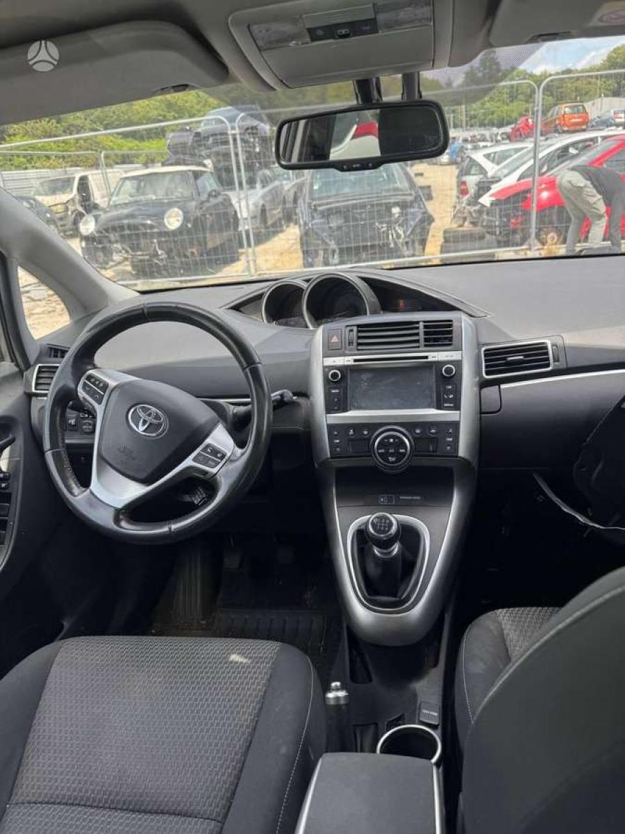 Pelēks Toyota Verso 2015 Birštonas, ar dzinēja tilpumu 1.60 L un nobraukumu 200 tūkst. km par 2200 €, foto 4 vietnē AUTOMOTO.COM.LV