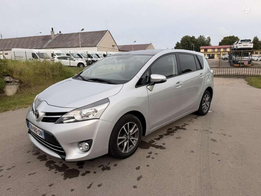 Grey Toyota Verso 2015 in Taurage, with an engine capacity of 1.60 L and mileage of 149 thousand km for 7000 €, photo 1 on AUTOMOTO.COM.LV