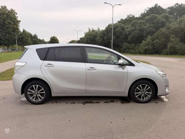 Toyota Verso 2015 Tauragė vietnē Pelēks Toyota Verso 2015 Tauragė, ar dzinēja tilpumu 1.60 L un nobraukumu 149 tūkst. km par 7000 €, foto 9 vietnē AUTOMOTO.COM.LV