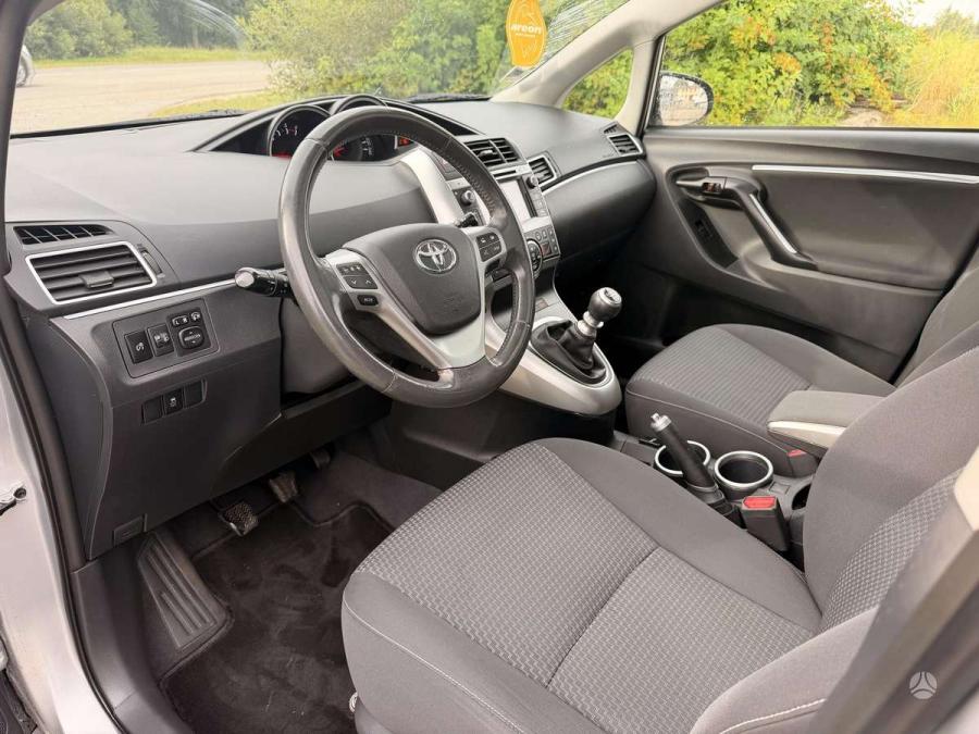 Grey Toyota Verso 2015 in Taurage, with an engine capacity of 1.60 L and mileage of 149 thousand km for 7000 €, photo 10 on AUTOMOTO.COM.LV