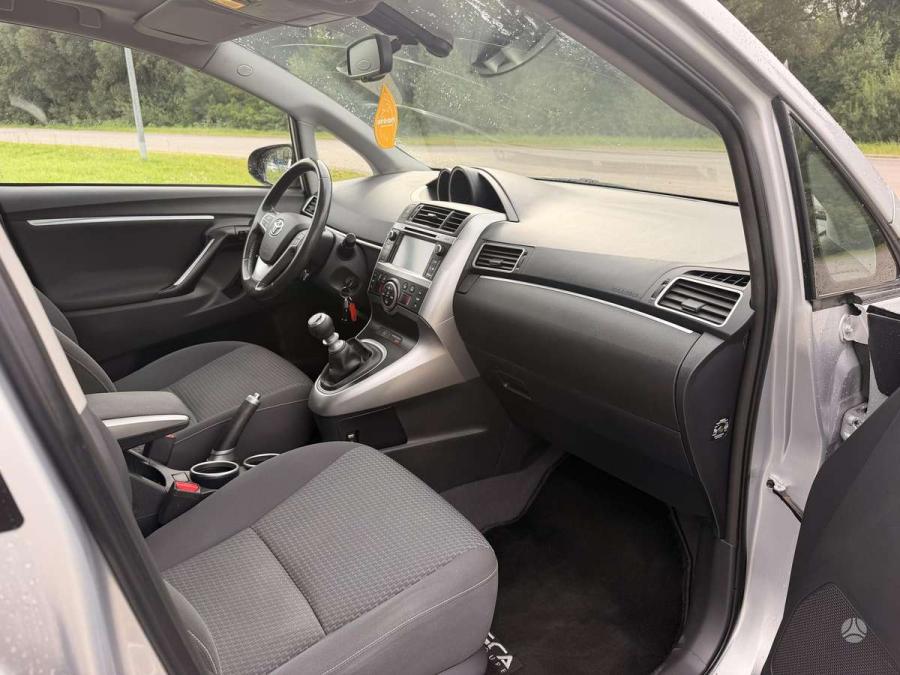 Grey Toyota Verso 2015 in Taurage, with an engine capacity of 1.60 L and mileage of 149 thousand km for 7000 €, photo 11 on AUTOMOTO.COM.LV