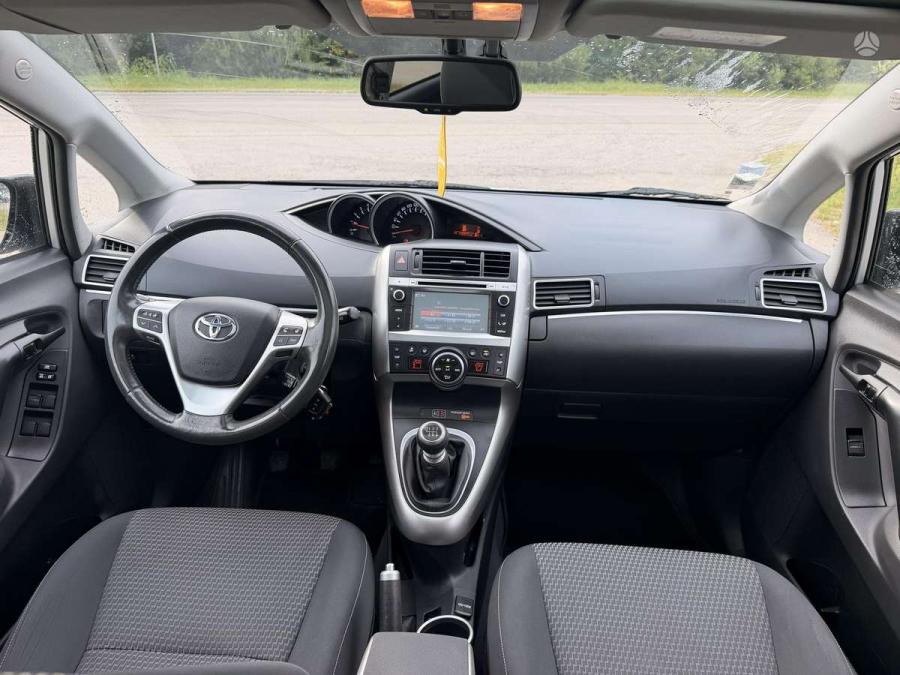 Grey Toyota Verso 2015 in Taurage, with an engine capacity of 1.60 L and mileage of 149 thousand km for 7000 €, photo 12 on AUTOMOTO.COM.LV
