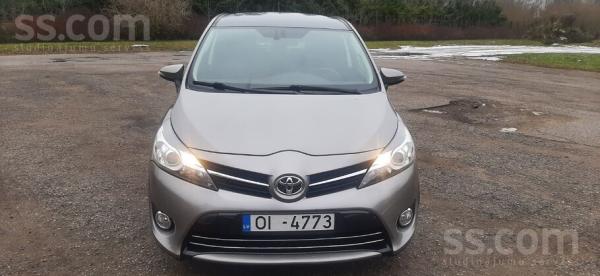 Grey Toyota Verso 2016 in Jelgava, with an engine capacity of 1.60 L and mileage of 154 thousand km for 7950 €, photo 3 on AUTOMOTO.COM.LV