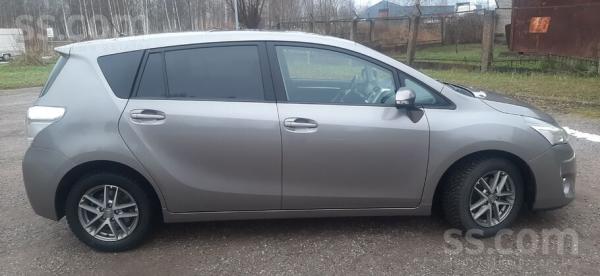 Grey Toyota Verso 2016 in Jelgava, with an engine capacity of 1.60 L and mileage of 154 thousand km for 7950 €, photo 5 on AUTOMOTO.COM.LV