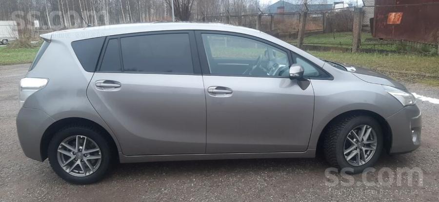 Grey Toyota Verso 2016 in Jelgava, with an engine capacity of 1.60 L and mileage of 154 thousand km for 7950 €, photo 5 on AUTOMOTO.COM.LV