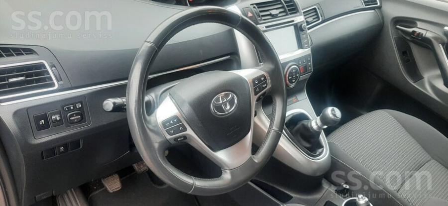 Grey Toyota Verso 2016 in Jelgava, with an engine capacity of 1.60 L and mileage of 154 thousand km for 7950 €, photo 25 on AUTOMOTO.COM.LV