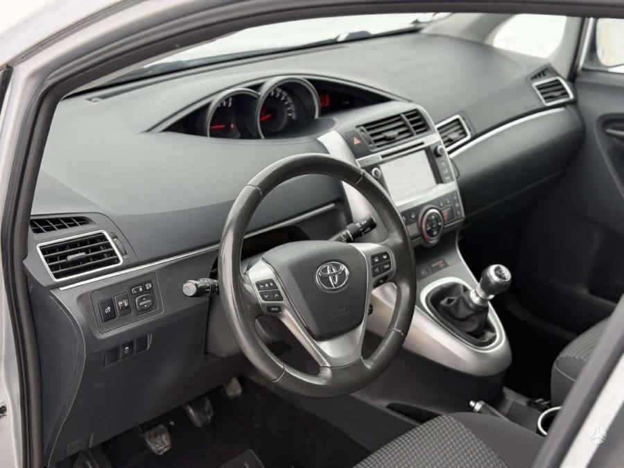 Grey Toyota Verso 2016 in Vilkaviskis, with an engine capacity of 1.80 L and mileage of 225 thousand km for 8800 €, photo 10 on AUTOMOTO.COM.LV