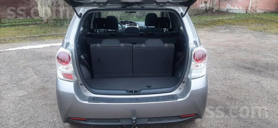 Grey Toyota Verso 2016 in Jelgava, with an engine capacity of 1.60 L and mileage of 154 thousand km for 7850 €, photo 11 on AUTOMOTO.COM.LV