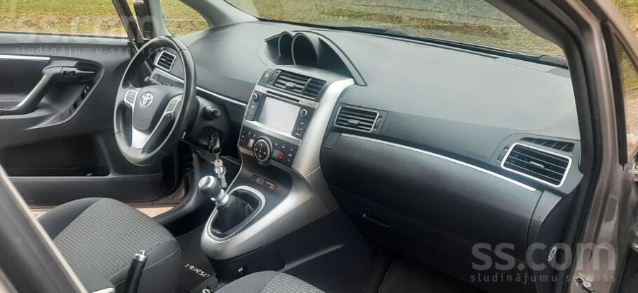 Grey Toyota Verso 2016 in Jelgava, with an engine capacity of 1.60 L and mileage of 154 thousand km for 7850 €, photo 26 on AUTOMOTO.COM.LV