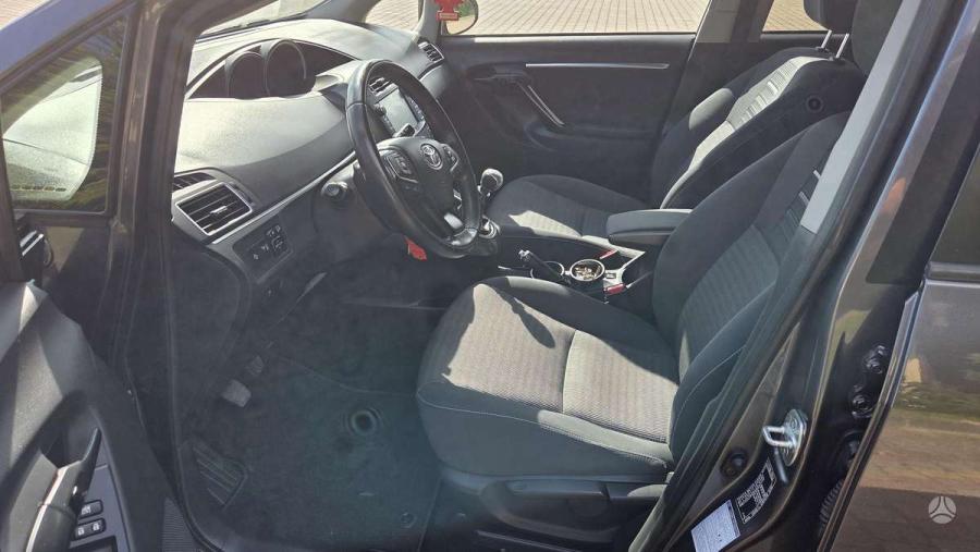 Grey Toyota Verso 2016 in Plunge, with an engine capacity of 1.80 L and mileage of 89 thousand km for 10800 €, photo 8 on AUTOMOTO.COM.LV