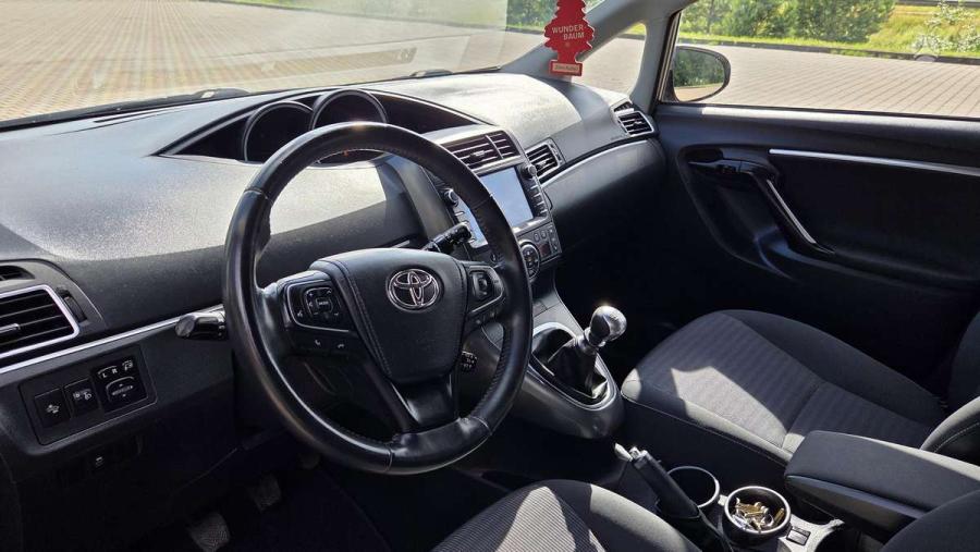 Grey Toyota Verso 2016 in Plunge, with an engine capacity of 1.80 L and mileage of 89 thousand km for 10800 €, photo 9 on AUTOMOTO.COM.LV