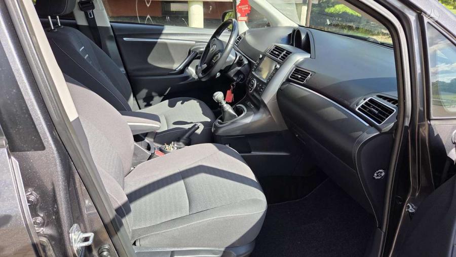 Grey Toyota Verso 2016 in Plunge, with an engine capacity of 1.80 L and mileage of 89 thousand km for 10800 €, photo 13 on AUTOMOTO.COM.LV