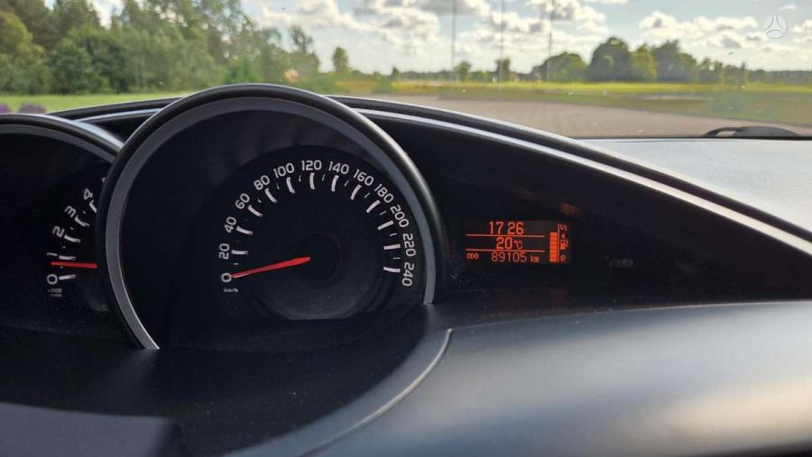 Grey Toyota Verso 2016 in Plunge, with an engine capacity of 1.80 L and mileage of 89 thousand km for 10800 €, photo 27 on AUTOMOTO.COM.LV