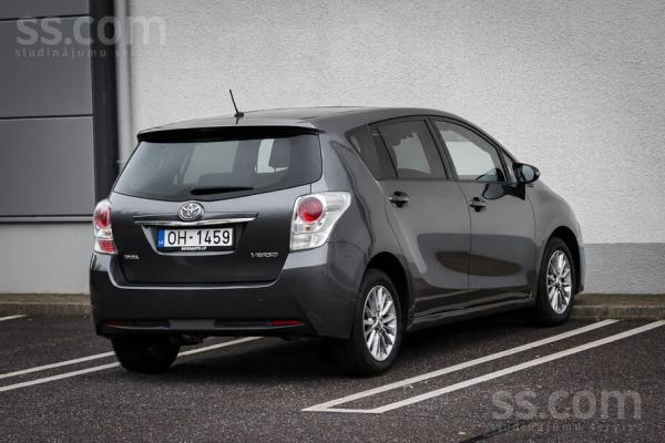 Grey Toyota Verso 2016 in Riga, with an engine capacity of 1.60 L and mileage of 212 thousand km for 8950 €, photo 4 on AUTOMOTO.COM.LV