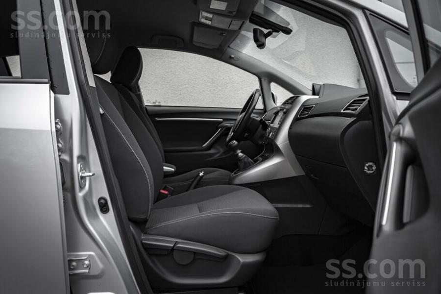 Grey Toyota Verso 2016 in Riga, with an engine capacity of 1.60 L and mileage of 186 thousand km for 6150 €, photo 12 on AUTOMOTO.COM.LV