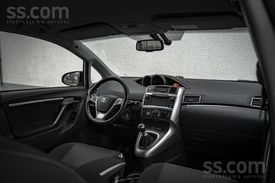Grey Toyota Verso 2016 in Riga, with an engine capacity of 1.60 L and mileage of 186 thousand km for 6150 €, photo 17 on AUTOMOTO.COM.LV
