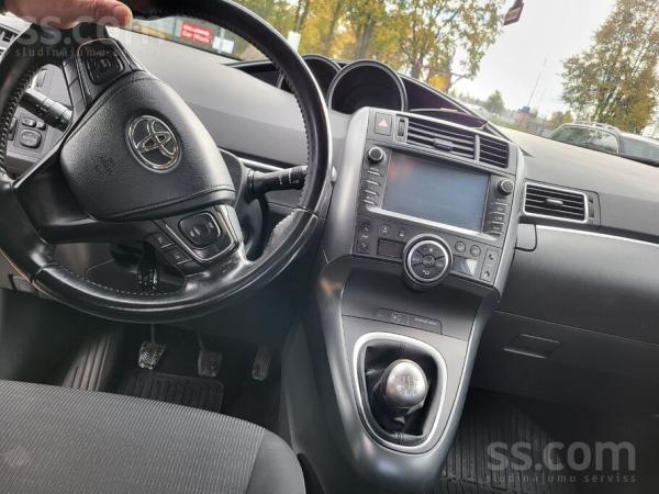Grey Toyota Verso 2016 in Ogre, with an engine capacity of 1.60 L and mileage of 185 thousand km for 6200 €, photo 5 on AUTOMOTO.COM.LV