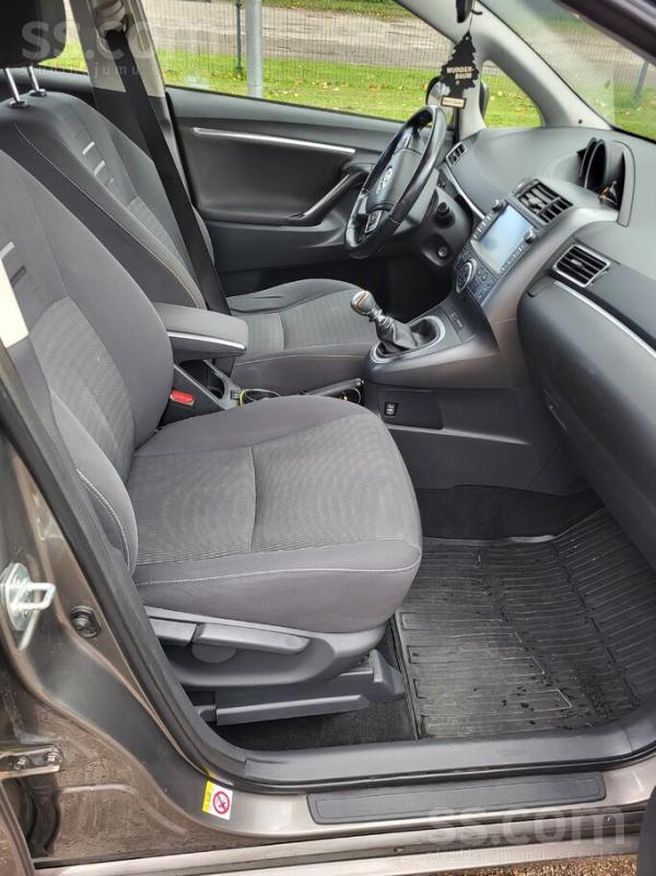 Grey Toyota Verso 2016 in Ogre, with an engine capacity of 1.60 L and mileage of 185 thousand km for 6200 €, photo 8 on AUTOMOTO.COM.LV