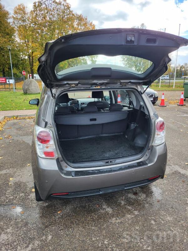 Pelēks Toyota Verso 2016 Ogre, ar dzinēja tilpumu 1.60 L un nobraukumu 185 tūkst. km par 6200 €, foto 4 vietnē AUTOMOTO.COM.LV