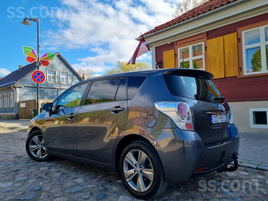Grey Toyota Verso 2017 in Jelgava, with an engine capacity of 1.60 L and mileage of 169 thousand km for 3300 €, photo 5 on AUTOMOTO.COM.LV
