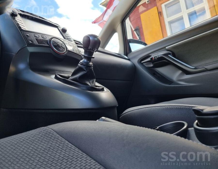 Grey Toyota Verso 2017 in Jelgava, with an engine capacity of 1.60 L and mileage of 169 thousand km for 3300 €, photo 19 on AUTOMOTO.COM.LV