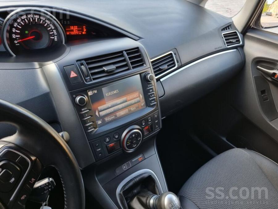 Grey Toyota Verso 2017 in Jelgava, with an engine capacity of 1.60 L and mileage of 169 thousand km for 3300 €, photo 31 on AUTOMOTO.COM.LV