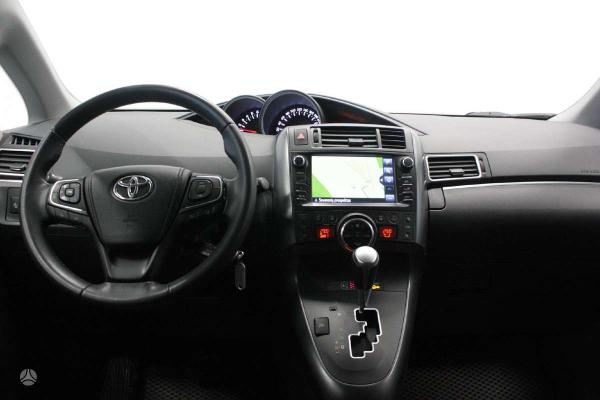 Grey Toyota Verso 2017 in Kaunas, with an engine capacity of 1.80 L and mileage of 184 thousand km for 11500 €, photo 8 on AUTOMOTO.COM.LV