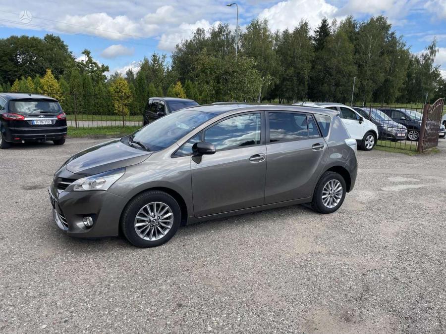 Grey Toyota Verso 2017 in Jurbarkas, with an engine capacity of 1.80 L and mileage of 125 thousand km for 12450 €, photo 1 on AUTOMOTO.COM.LV