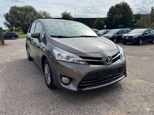 Grey Toyota Verso 2017 in Jurbarkas, with an engine capacity of 1.80 L and mileage of 125 thousand km for 12450 €, photo 4 on AUTOMOTO.COM.LV