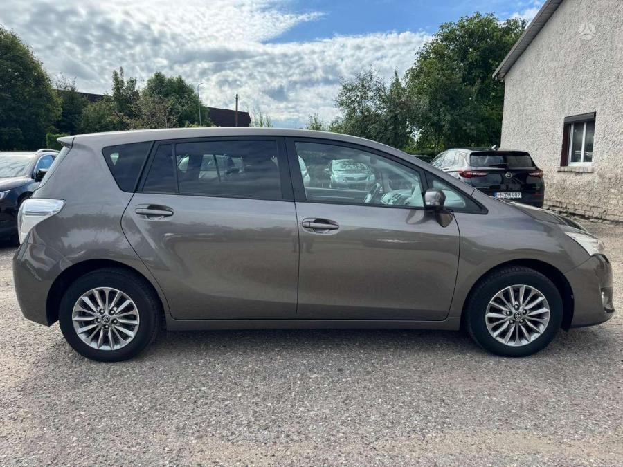 Grey Toyota Verso 2017 in Jurbarkas, with an engine capacity of 1.80 L and mileage of 125 thousand km for 12450 €, photo 5 on AUTOMOTO.COM.LV