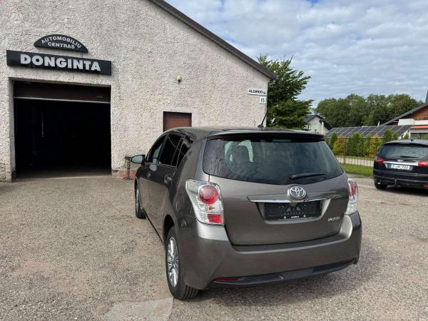 Grey Toyota Verso 2017 in Jurbarkas, with an engine capacity of 1.80 L and mileage of 125 thousand km for 12450 €, photo 7 on AUTOMOTO.COM.LV