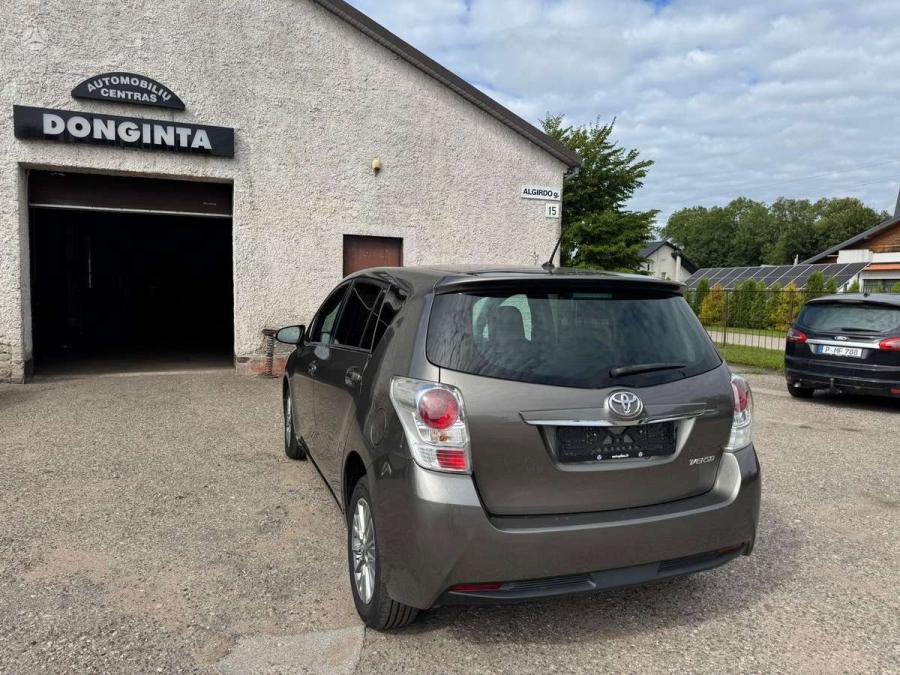 Grey Toyota Verso 2017 in Jurbarkas, with an engine capacity of 1.80 L and mileage of 125 thousand km for 12450 €, photo 7 on AUTOMOTO.COM.LV