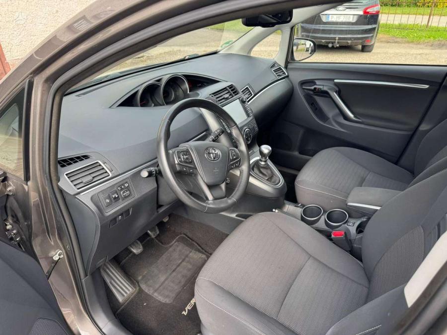Grey Toyota Verso 2017 in Jurbarkas, with an engine capacity of 1.80 L and mileage of 125 thousand km for 12450 €, photo 11 on AUTOMOTO.COM.LV