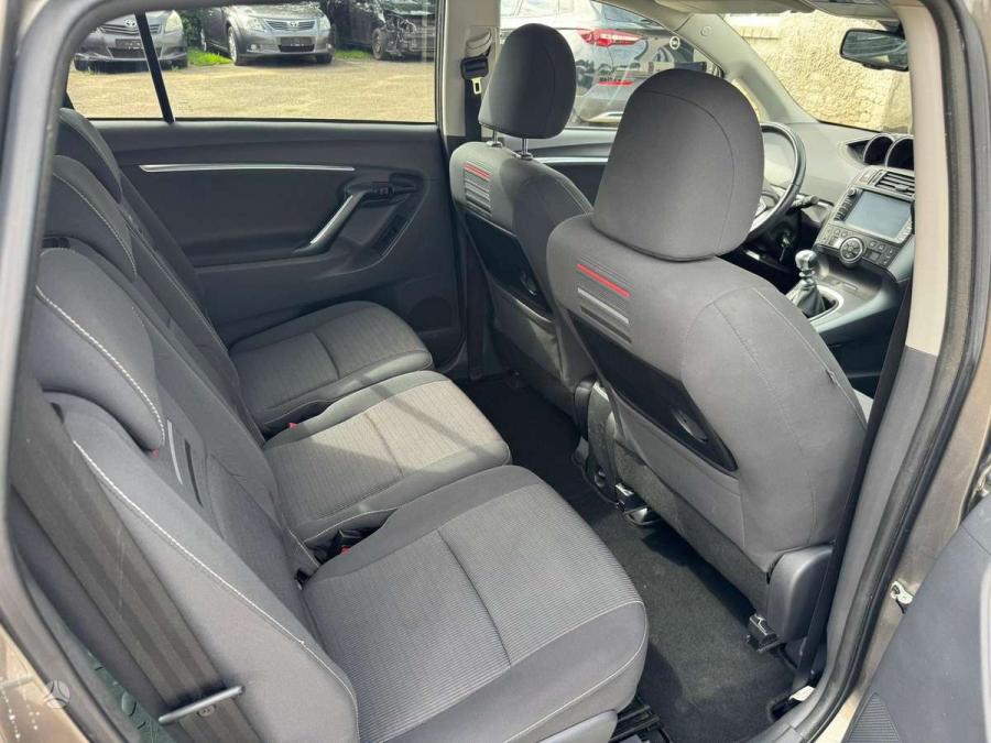 Grey Toyota Verso 2017 in Jurbarkas, with an engine capacity of 1.80 L and mileage of 125 thousand km for 12450 €, photo 14 on AUTOMOTO.COM.LV