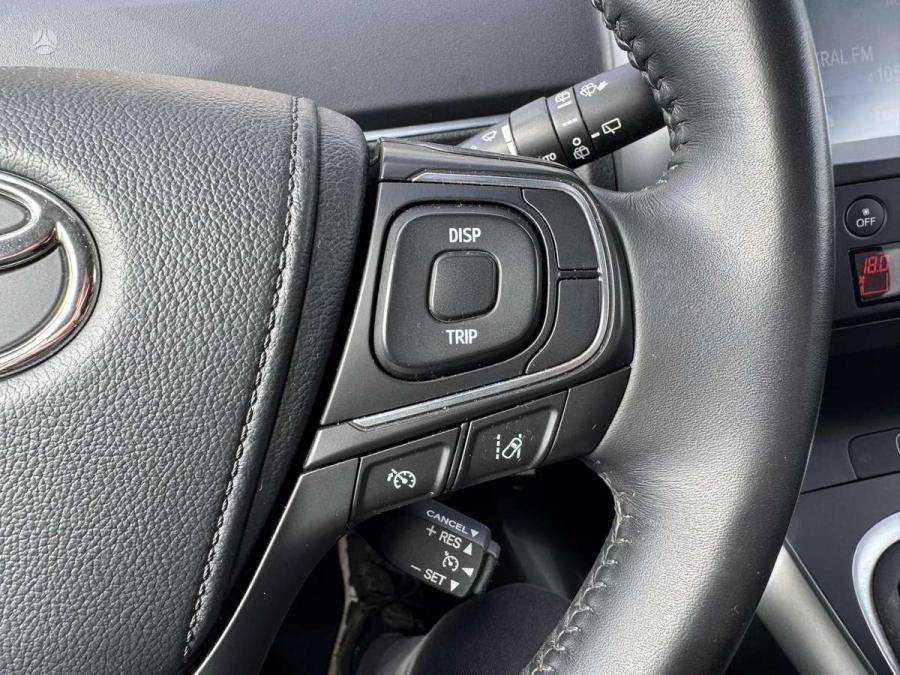 Grey Toyota Verso 2017 in Jurbarkas, with an engine capacity of 1.80 L and mileage of 125 thousand km for 12450 €, photo 15 on AUTOMOTO.COM.LV