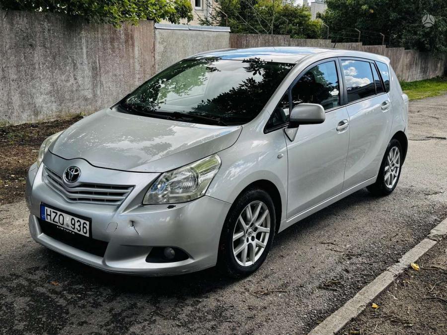 Grey Toyota Verso 2009 in Vilnius, with an engine capacity of 2.00 L and mileage of 345 thousand km for 2350 €, photo 1 on AUTOMOTO.COM.LV