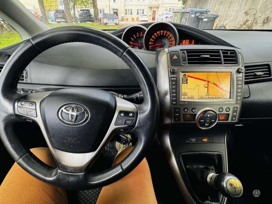 Grey Toyota Verso 2009 in Vilnius, with an engine capacity of 2.00 L and mileage of 345 thousand km for 2350 €, photo 11 on AUTOMOTO.COM.LV