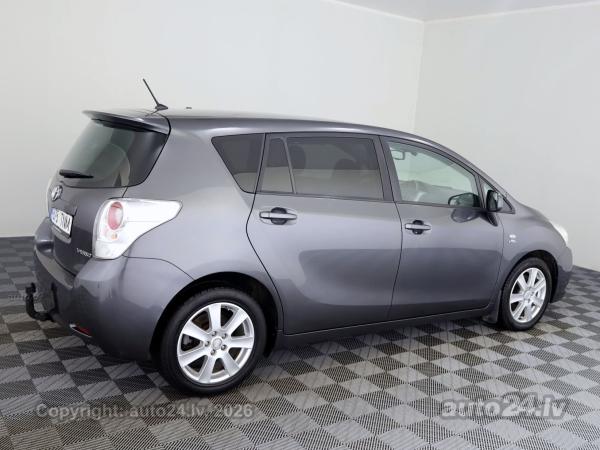 Pelēks Toyota Verso 2009 Tallina, ar dzinēja tilpumu 2.20 L un nobraukumu 329 tūkst. km par 2799 €, foto 3 vietnē AUTOMOTO.COM.LV