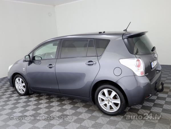 Pelēks Toyota Verso 2009 Tallina, ar dzinēja tilpumu 2.20 L un nobraukumu 329 tūkst. km par 2799 €, foto 4 vietnē AUTOMOTO.COM.LV